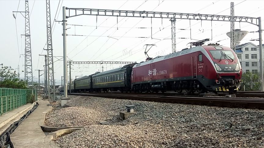 海口开往上海南K512次列车从京九铁路赣州站发出,全程2357公里