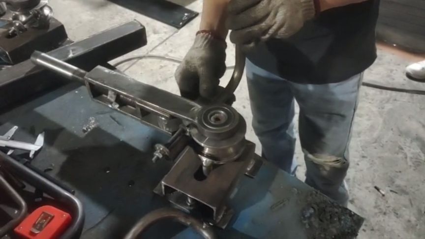 聪明小伙制作两套简易手工弯管器,解决了样品正反弯,就是费点劲