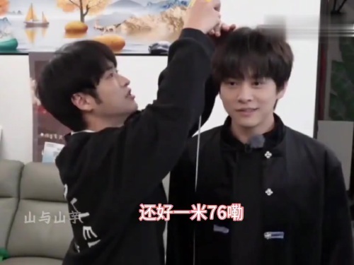 穿增高鞋量身高,笑翻全场!