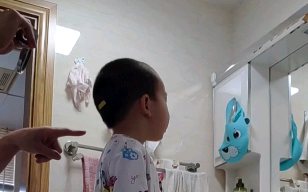 [3岁] 科学小实验:潜望镜(光的直射与反射)通过两面镜子可以看到自己的...