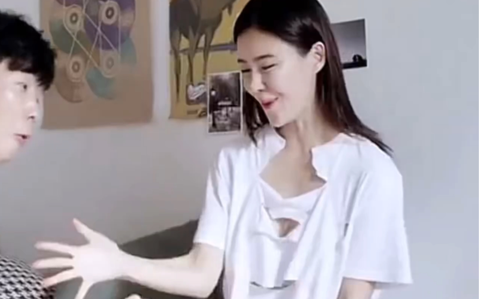 女邻居和隔壁老王玩猜拳游戏,输了就要被剪衣服!泡菜国满星电影