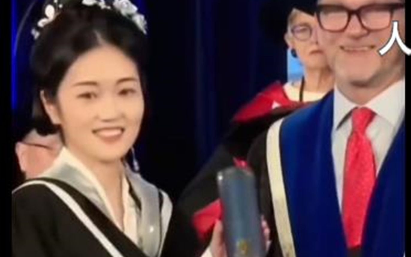 中国留学生参加毕业典礼惊艳全场,有人扯到文化自信