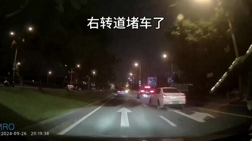 左侧道行驶中,因电动车突发性冲撞险遭交通事故,幸得车辆遮挡未致...