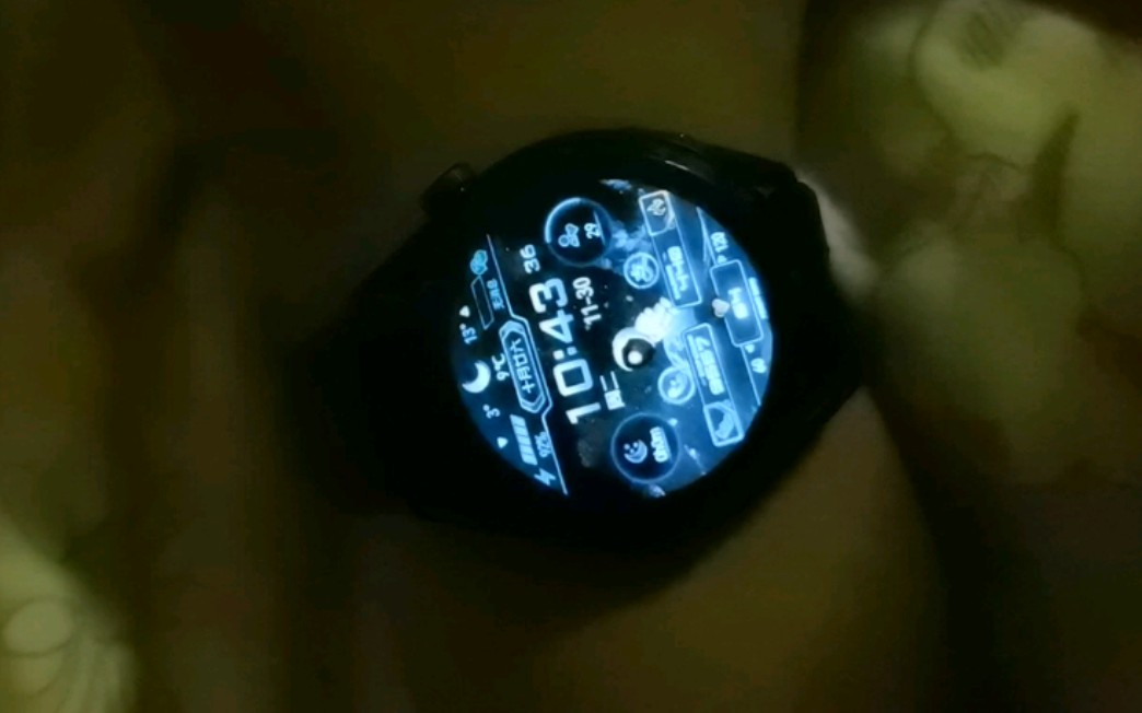 坐着测试华为watchGT3抬腕亮屏,这灵敏度没话说吧