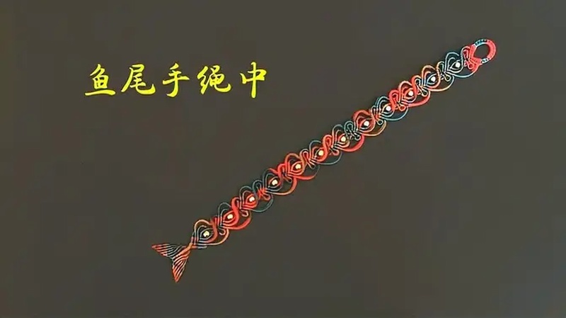 鱼尾手绳编织教程中:主绳的编织
