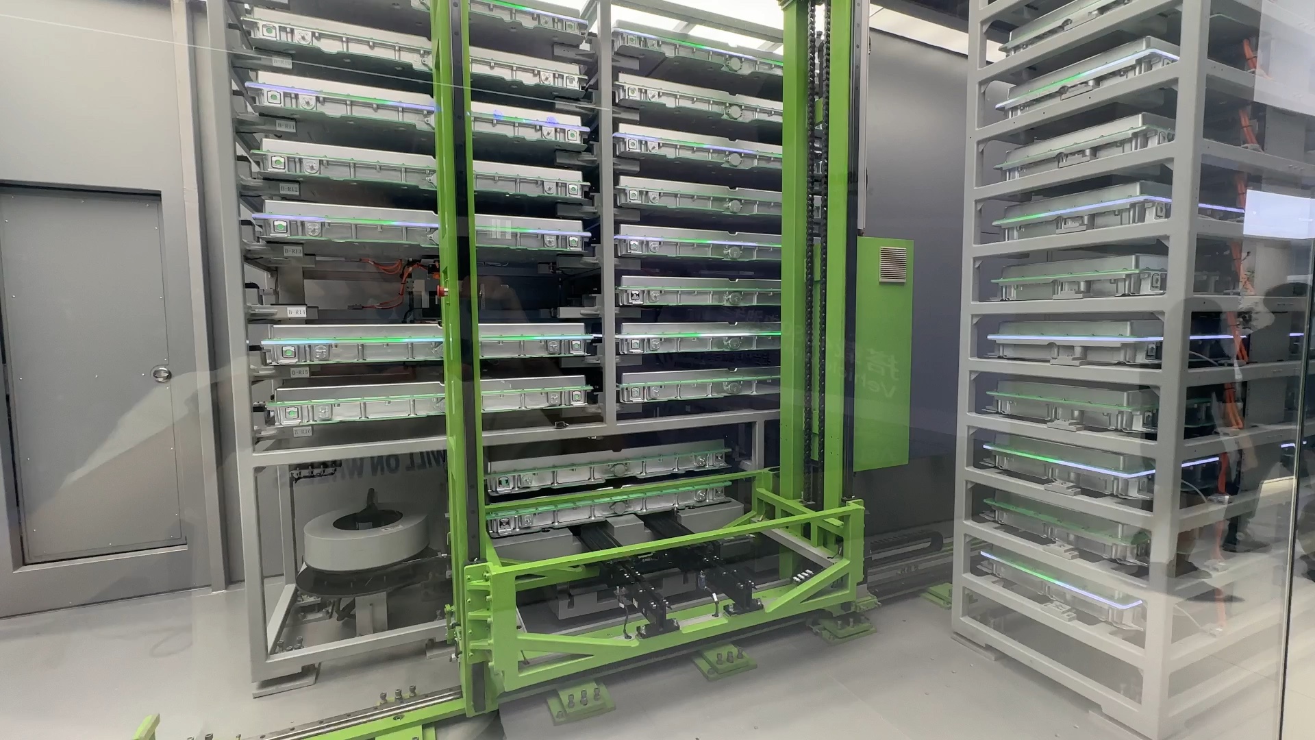 宁德时代展台,展出了自建的EVOGO换电站,设计思路是,将电池拆分成...