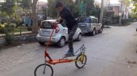 印度三哥将自行车换个脚蹬子比电动车跑还快? 这机械结构给跪了!