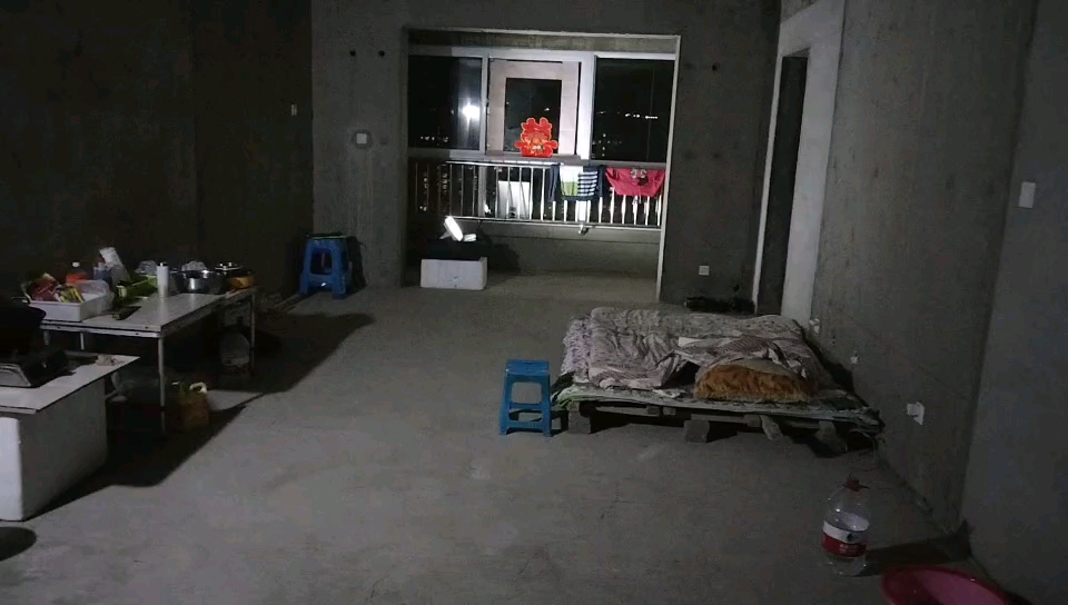 ...小区里的一位业主刚发给我的一份小发明,电瓶+逆变器组成小型电源,...