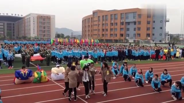 这个视频火了,运动会开场舞竟然跳这个舞,太可爱了吧
