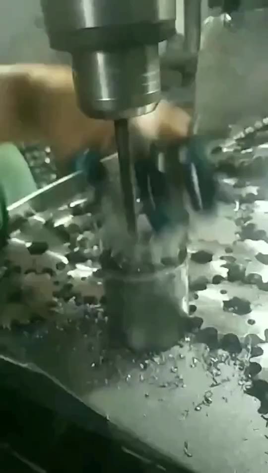 机械厂上班,按件计算单件价格5分,一个月可以上万