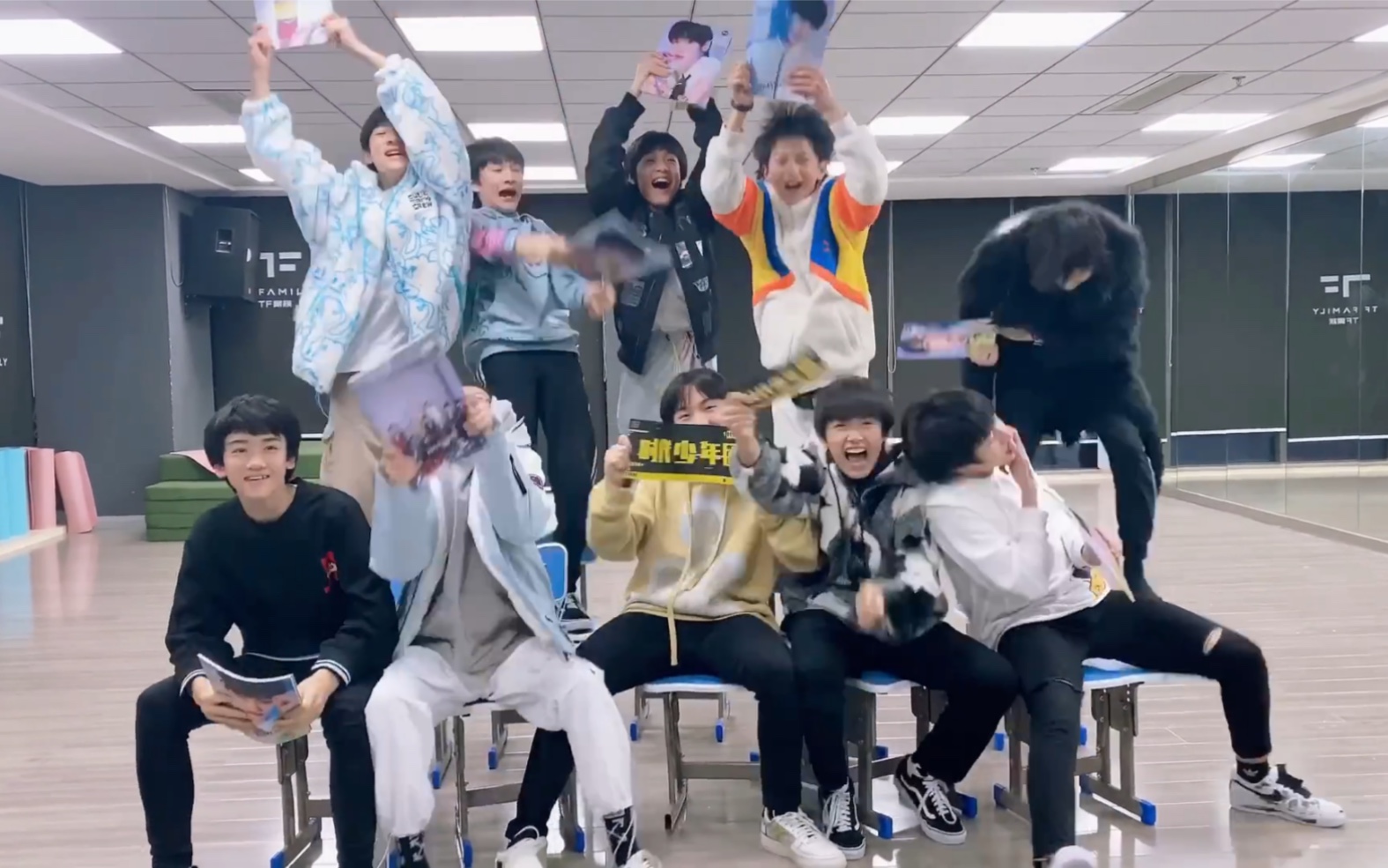 【TF家族】三代练习生为师兄时代少年团一周年演唱会打call!