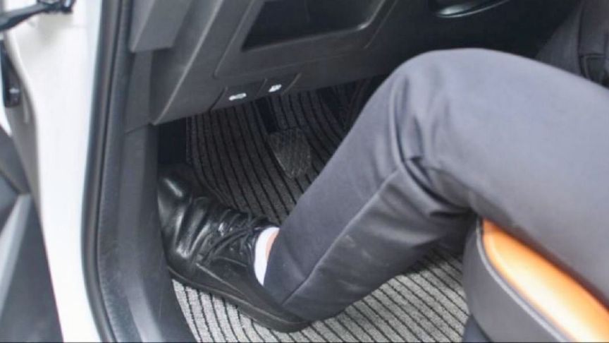 减速时,到底先踩刹车还是先踩离合?别当耳旁风,做错伤车又危险