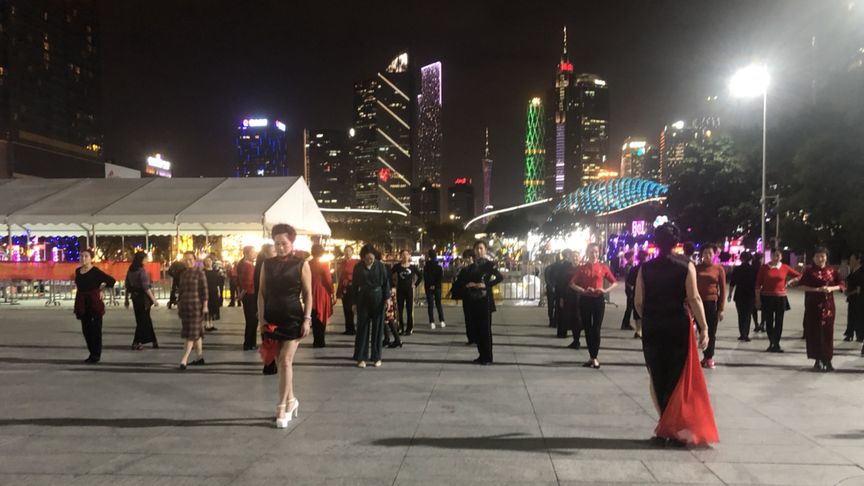 广州天河体育中心,穿古典旗袍身材修长的模特美女走旗袍秀,养眼