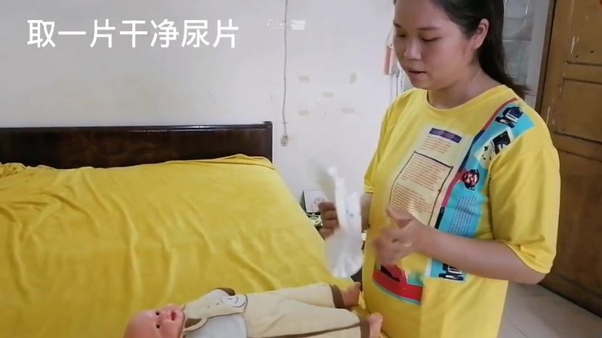新手妈妈给婴儿换尿不湿,一个细节决定成败
