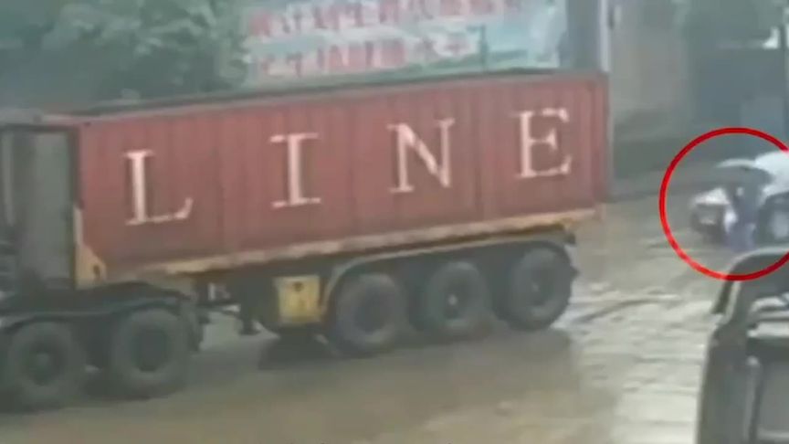 交通安全事故警示:男子在买完菜回家的路上