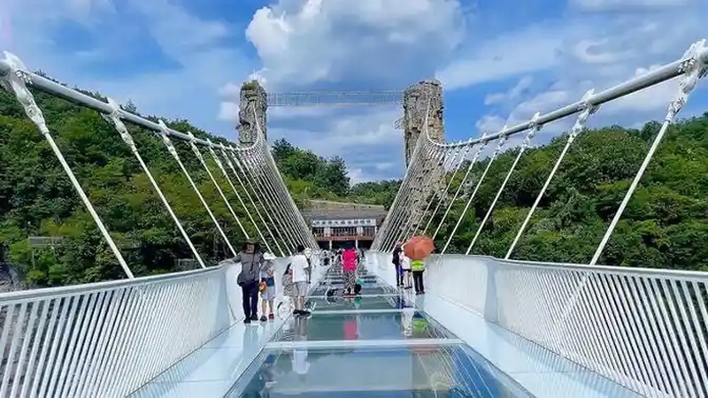 张家界奇幻之旅:探秘峡谷之巅,漫步云端玻璃桥,领略绝美峰林