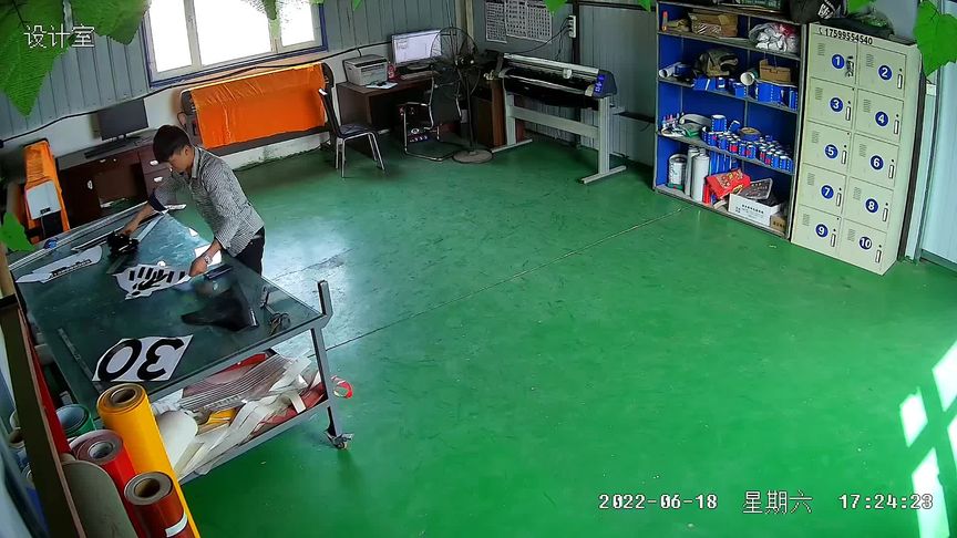 #监控下的一幕 #标识标牌制作中 #传递正能量 #原创视频