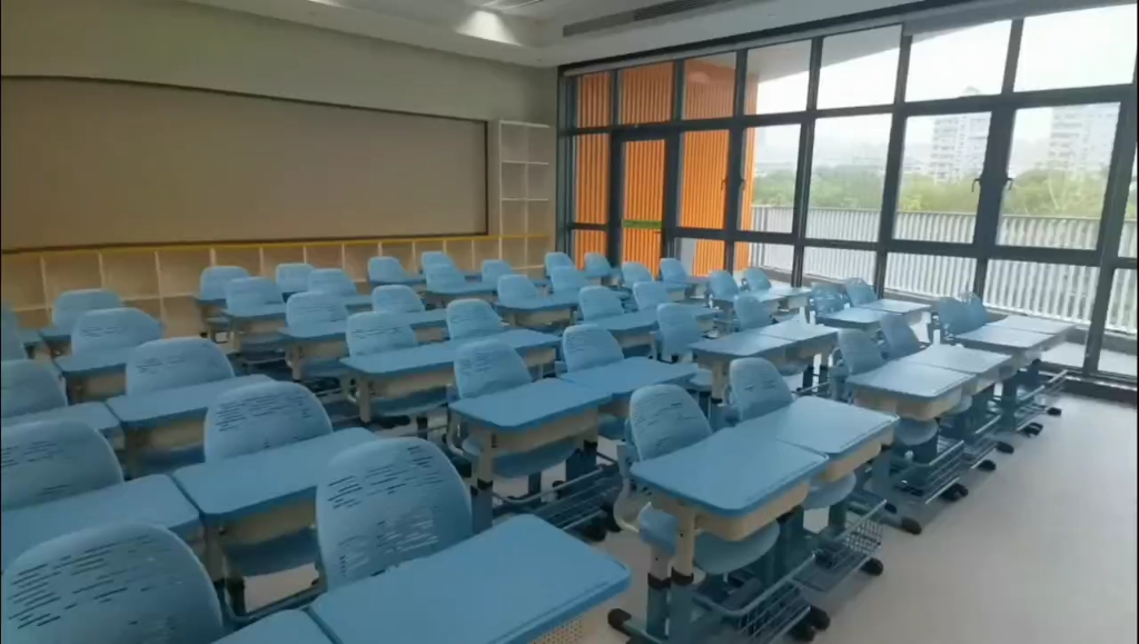 #杭州市江晖小学 心心的一年级教室有宽敞明亮落地窗和大阳台 开学季