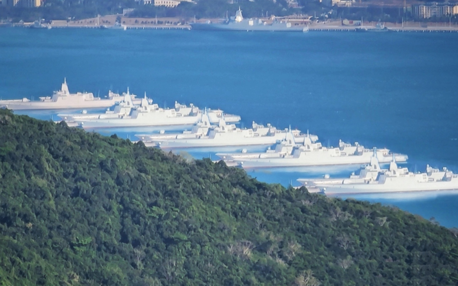 壮观啊!4艘055万吨大驱同框停放总吨位有5万吨448个导弹垂发,战斗力...