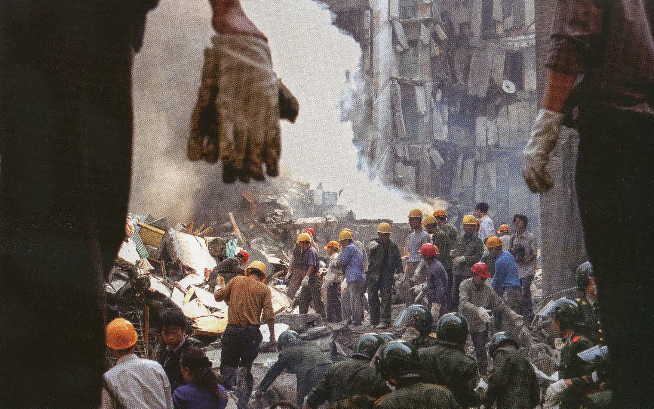 前景的运用--纪实摄影系列讲座:从《人民摄影》头版大图我们可以学到...