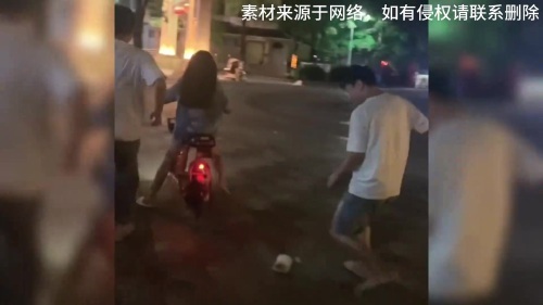 男子教朋友学骑电动车没想到朋友突然冲出去,网友:头差点没跟上