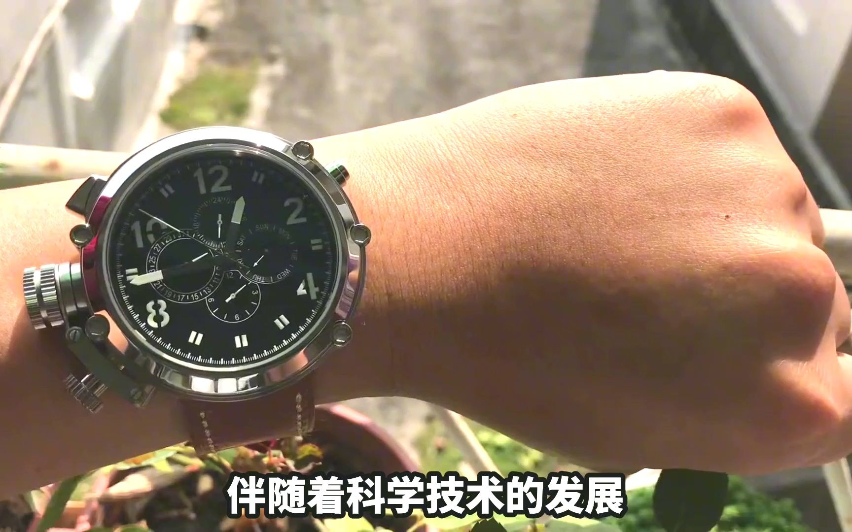 不上发条不用电池,却依然能转动,全自动机械表的动力源是什么?