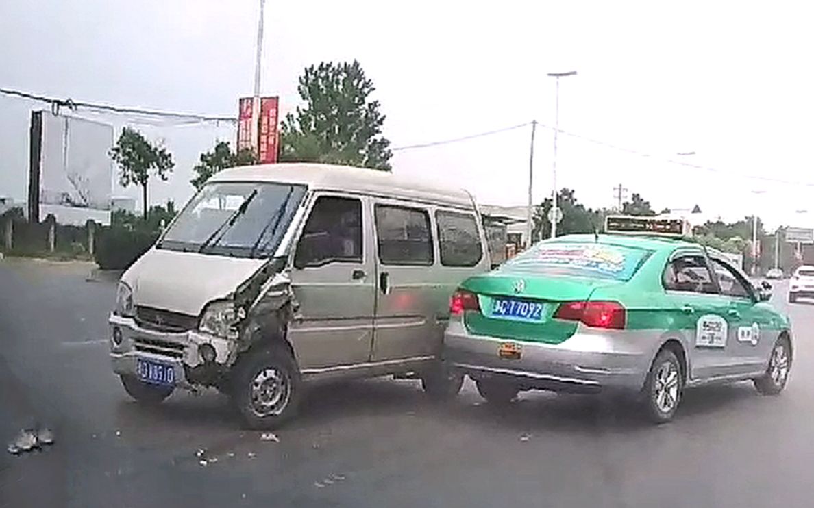 交通事故合集:车技“高超”的出租车,我们尽量要远离