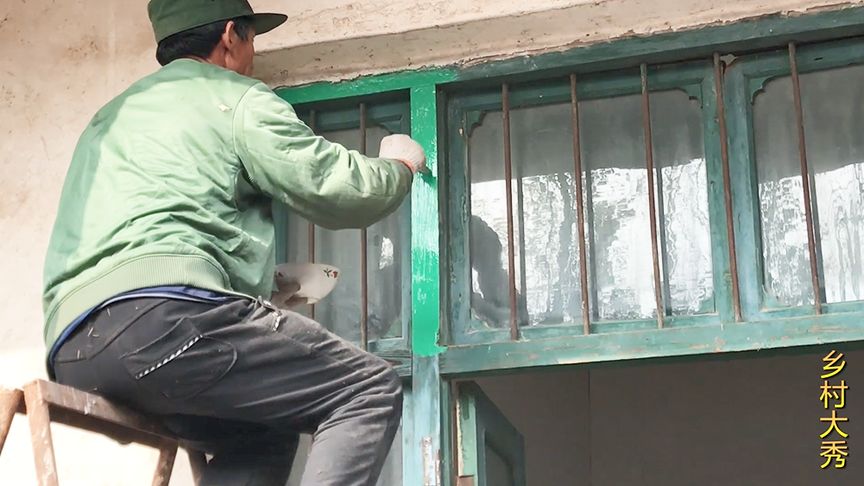 农村姑娘家旧门窗油漆翻新,全刷完才花了这点钱,你觉得便宜吗?
