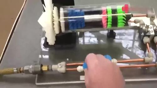 全透明喷气式发动机模型让你看清楚涡轮是如何变化产生的强大气流