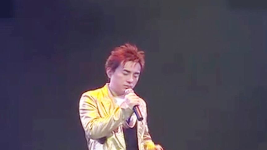 刘欢算什么,他才是《弯弯的月亮》的原唱,开口第一句就暴露了!