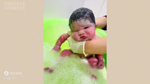 刚出生的婴儿第一次洗澡,不开心吗?幸亏没被亲妈看到!