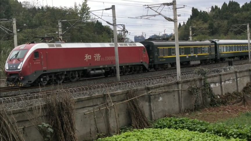 全程1343公里 成都东开往武昌的T248次列车接近遂宁站!