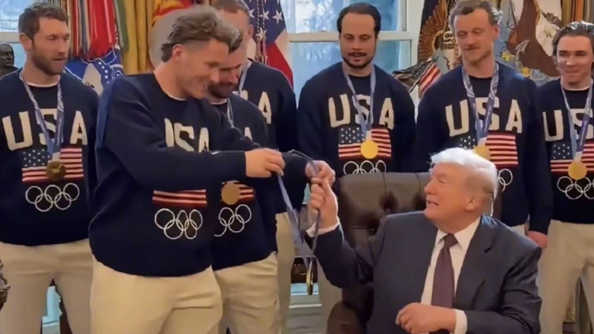 击败加拿大夺金后,特朗普接见美国冰球队:试戴奥运金牌称"不想还"