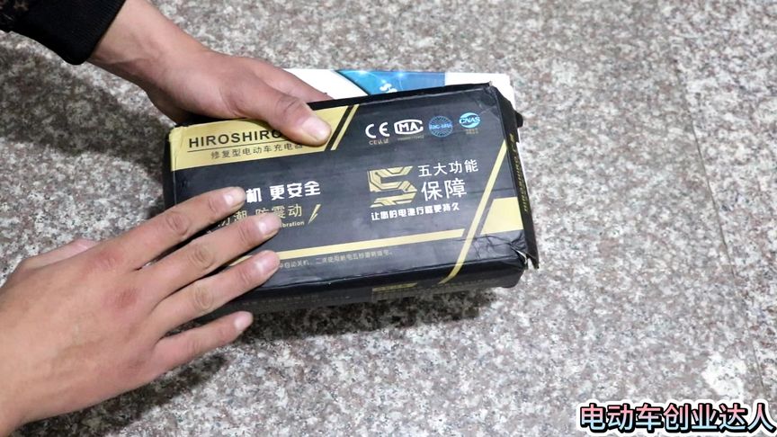 55元的电动车防水充电器,真的能在水中使用?拆开一看感觉被坑了