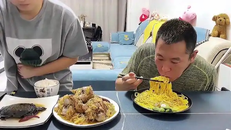 光盘行动拒绝浪费,菜汤也喝掉