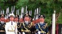 天安门的升旗仪式,兵哥哥们整齐划一的动作,真的扬我国威
