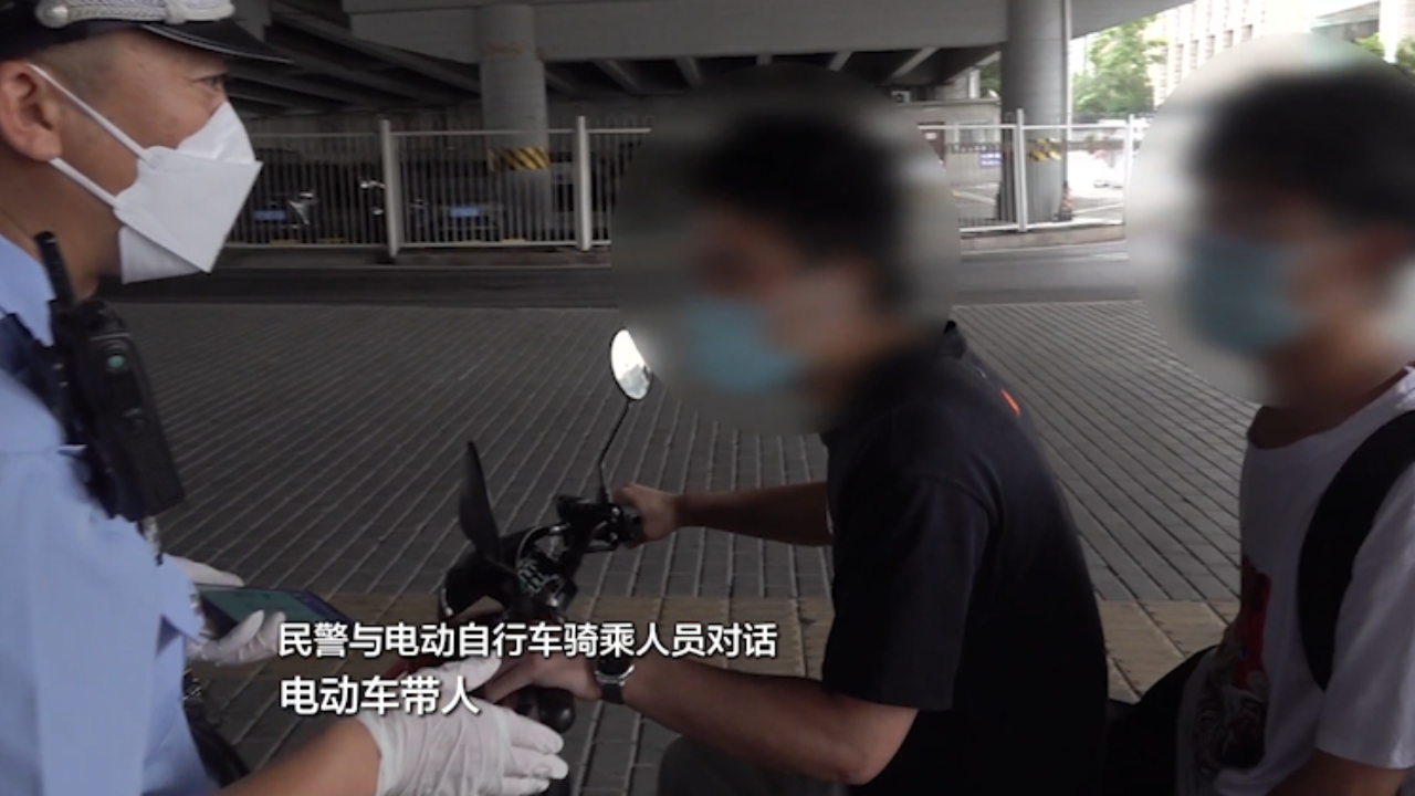 只能带一名12岁以下儿童!电动车搭载“超龄”人员受罚