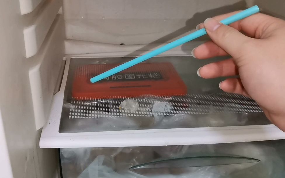 冰箱结冰耗电量大,只要一根吸管清理冰箱这地方后,冰箱再不结霜