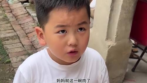 孩子的懂事让爷爷特别欣慰,孝敬老人是我们中华民族的传统美德