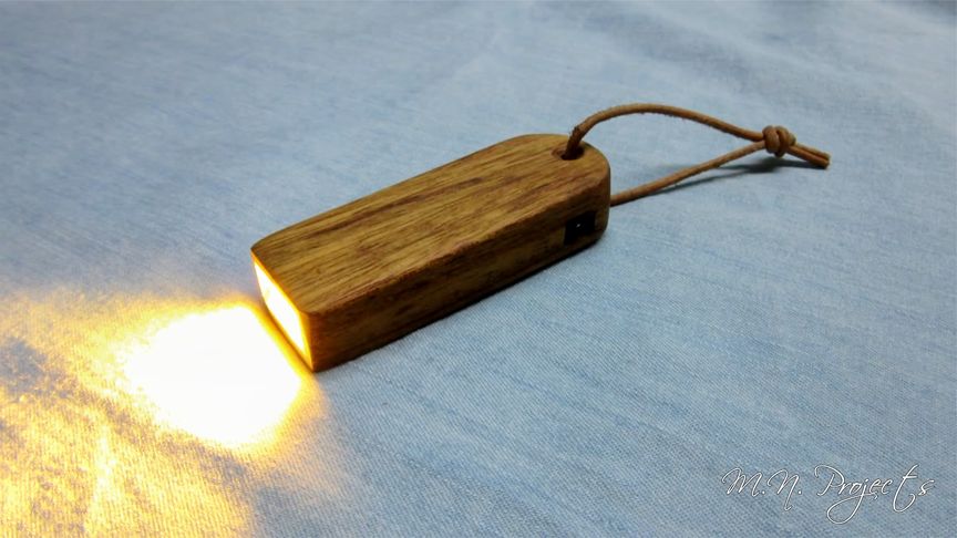 用迷你锂电池和LED灯泡,制作迷你木制,小手电筒
