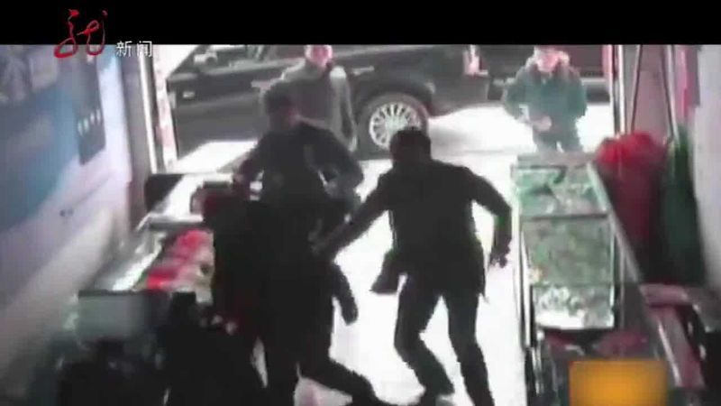 两伙人驾着路虎带着武器,冲进金店开始打砸,现场监控曝光