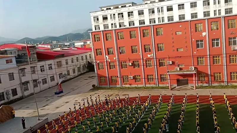 楚老师在升旗仪式上讲话