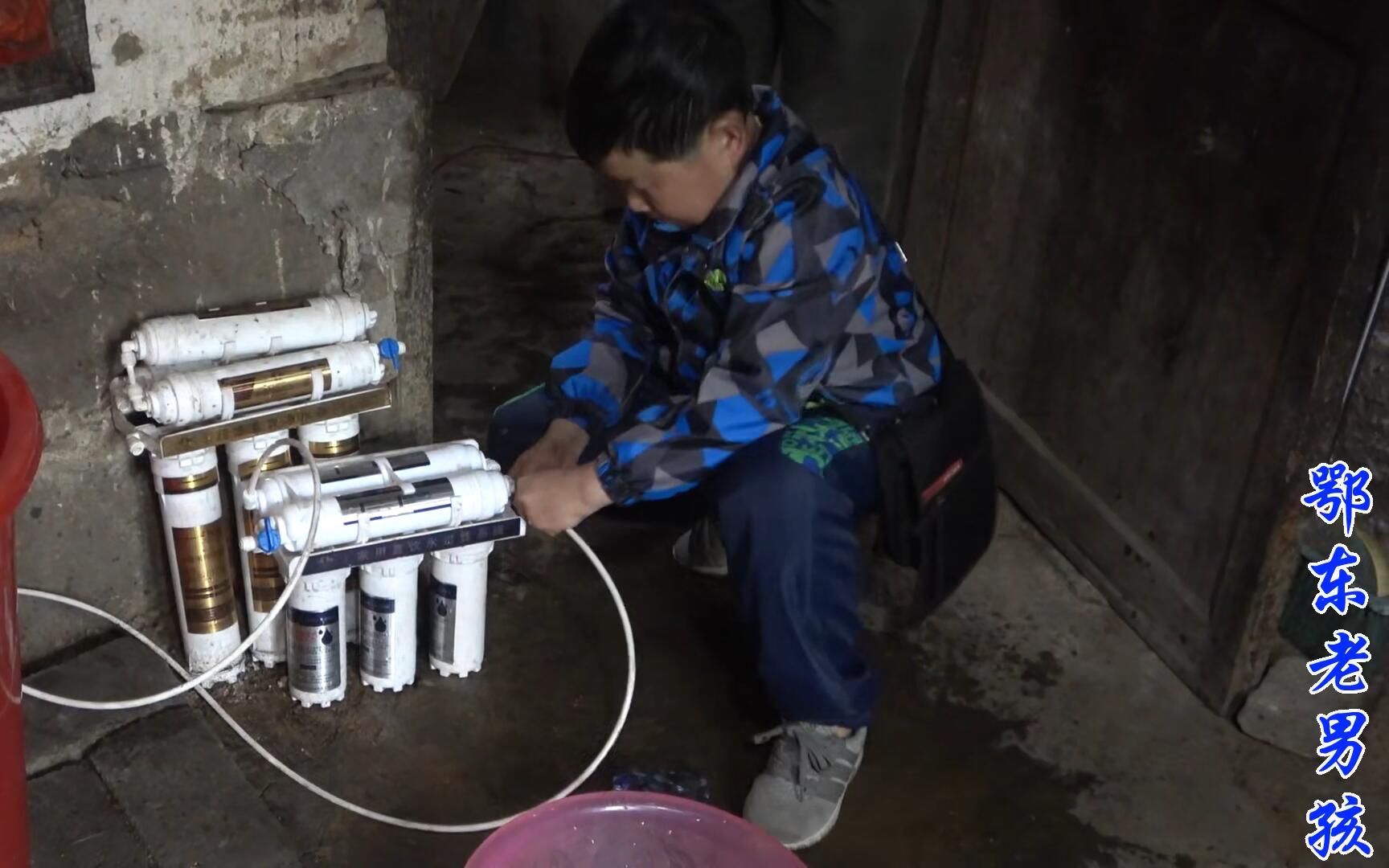 老男孩给三婶换净水器滤芯,拆开滤芯后,你觉得农村净水有必要吗