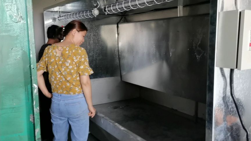 今天好累喷漆厂老板升级设备换自动喷漆线搞到晚上8点钟才下班