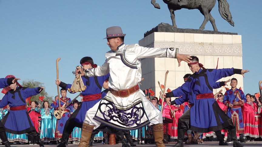 一个自治的旗“达斡尔族”,这里的舞蹈真棒,姑娘小伙长得美