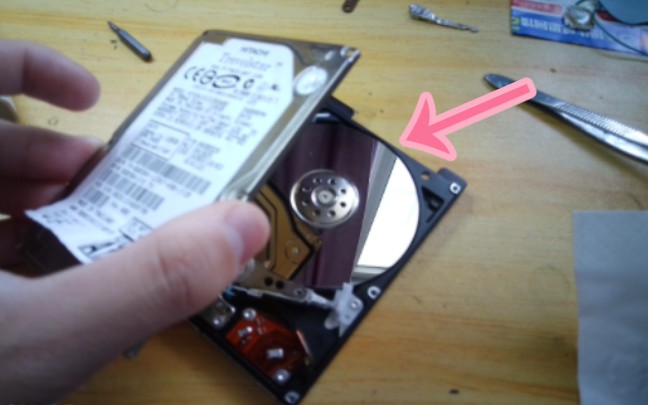 [作死实验]当硬盘运行时开盘会发生什么?(结局悲惨)