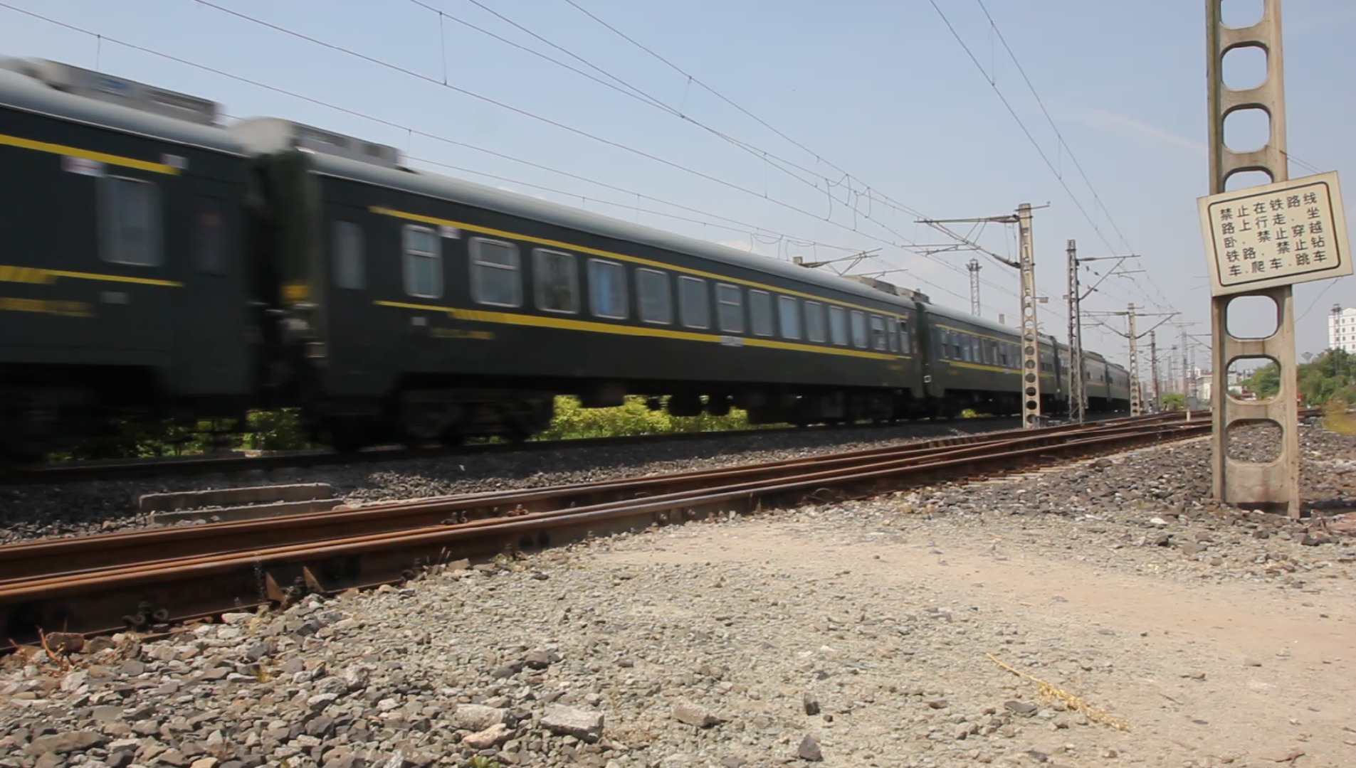 【襄渝铁路】2017年达州站,韶山SS7C牵引T9次(北京西-重庆北)列车...