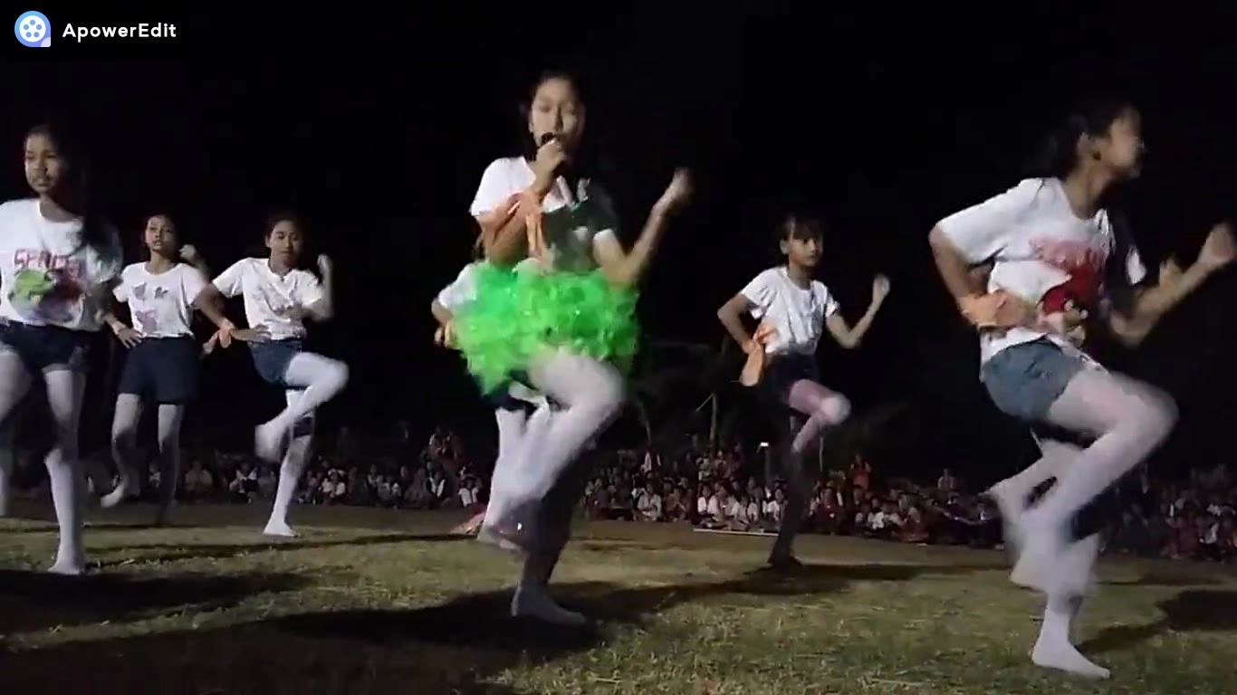白丝袜女学生在篝火晚会上表演节目