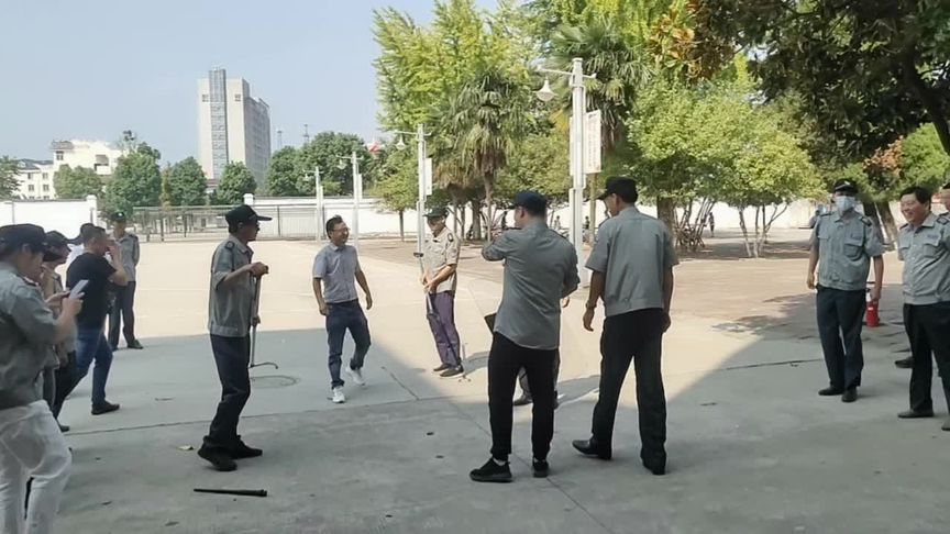 为了孩子的安全 ,利用周末进行校园防恐演练实训