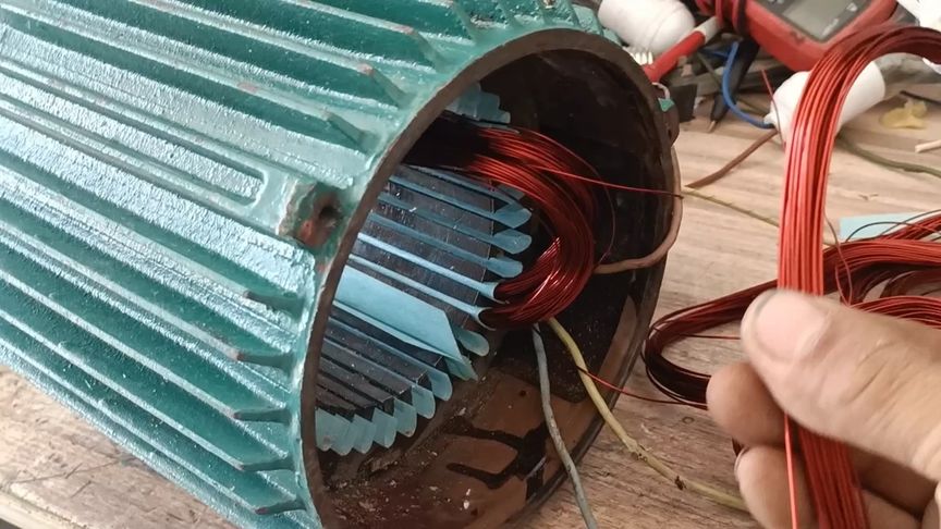 电机线圈是怎样绕进去的?我是这样放进去的,其实修电机不是很难